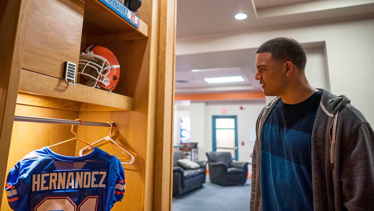 Watch 'American Sports Story: Aaron Hernandez' With Sling